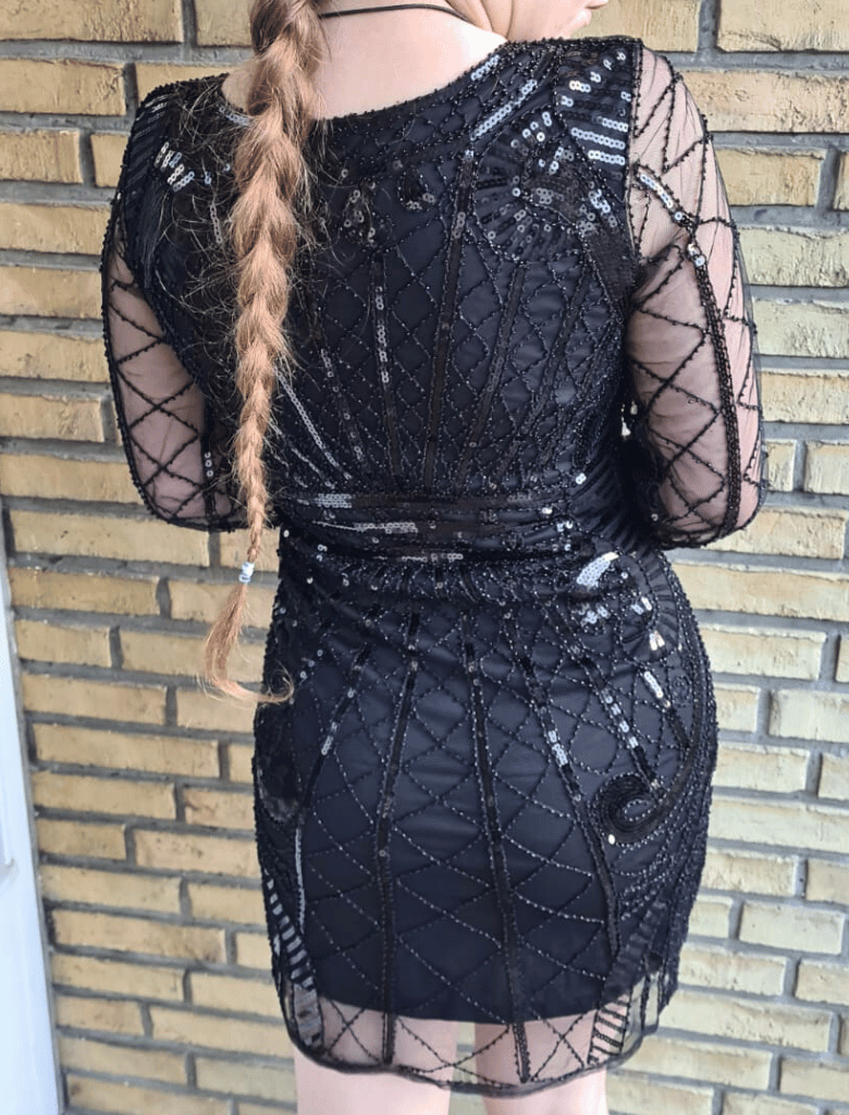 Palliet kjole - Flot sort glitter kjole til damer med v-hals 👗