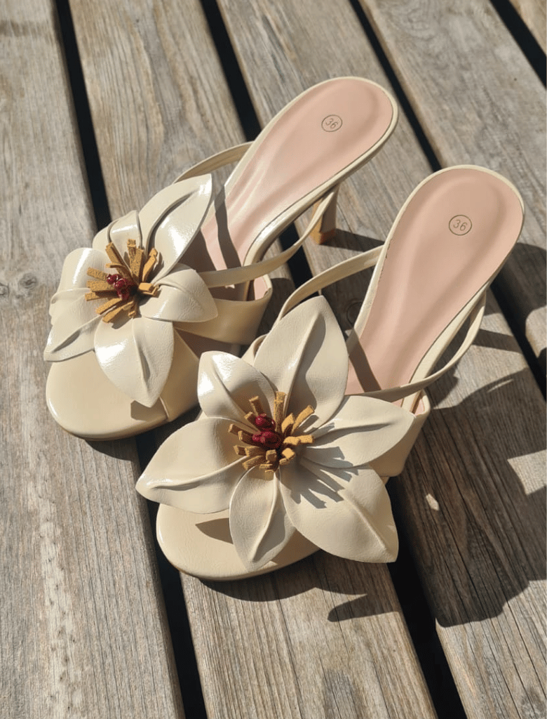 Stiletter med blomster - Smuk beige farvet med blomst og hæl 😍